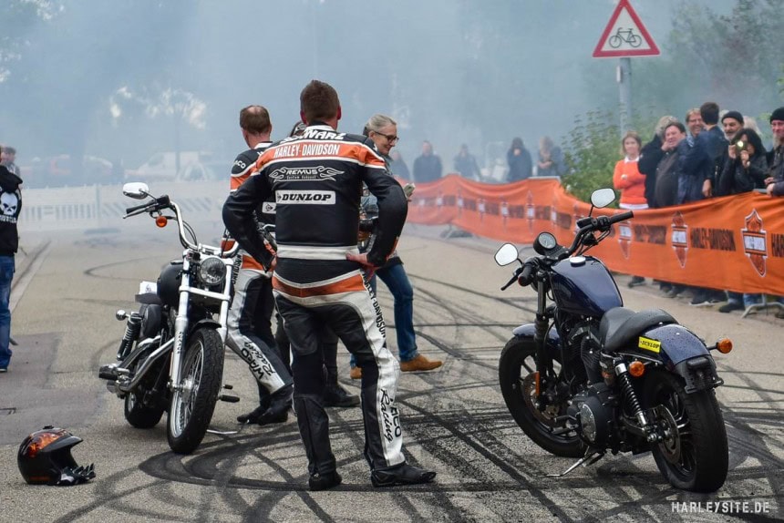 Rainer Schwarz, offizieller Harley-Davidson Stuntfahrer, tritt von der ...